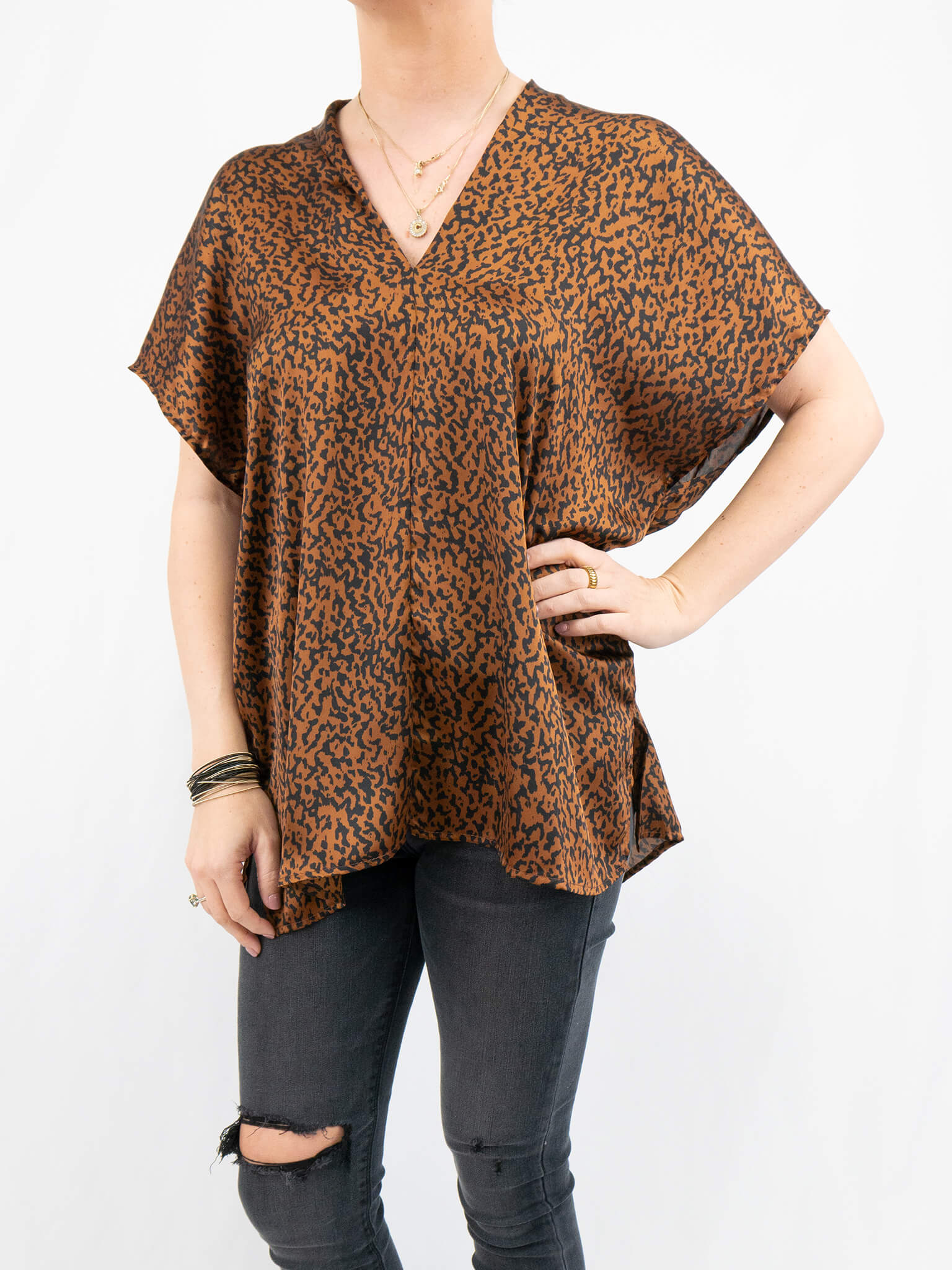 Modelo Adrienne En Leopardo ONLY One Shoulder Swimsuit In Leopard
